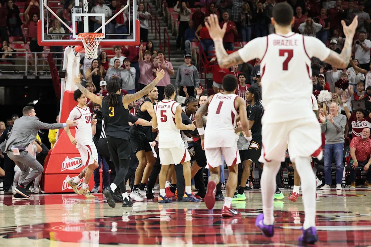 El No. 21 Arkansas resiste contra Winthrop a pesar del extraño ...