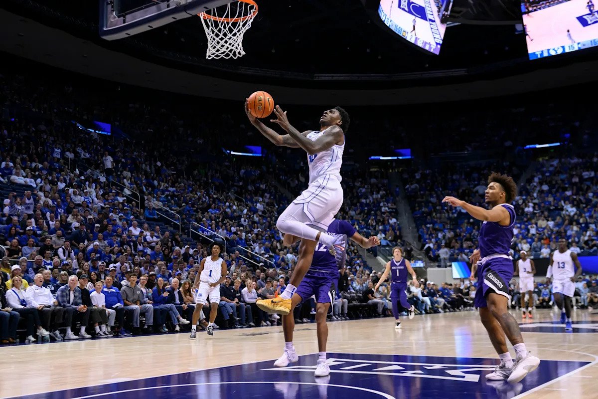 Kennard Davis Jr. de BYU fue arrestado bajo sospecha de conducir en ...