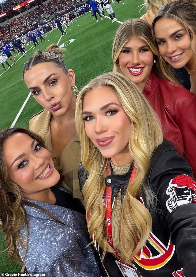 Gracie Hunt y los gemelos Cavinder se encuentran en el juego de Acción ...