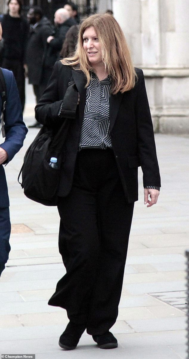 Una profesora de escuela primaria, de 50 años, está demandando a la ...