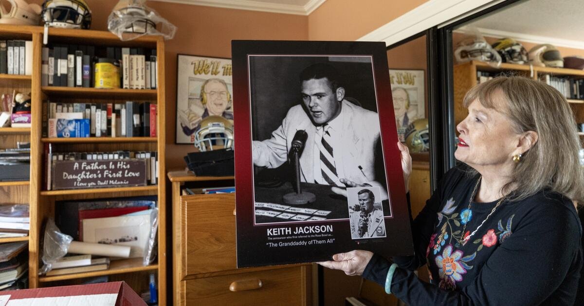La familia de Keith Jackson mantiene viva su memoria durante el Rose ...